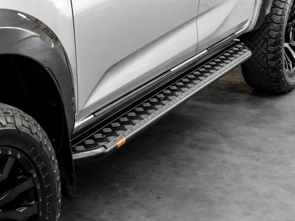 Side Step (Can use for rails, Black) to suit Isuzu D-MAX (7/2020 to 10 ...